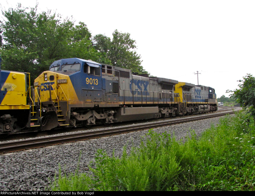 CSX 9013 and 556